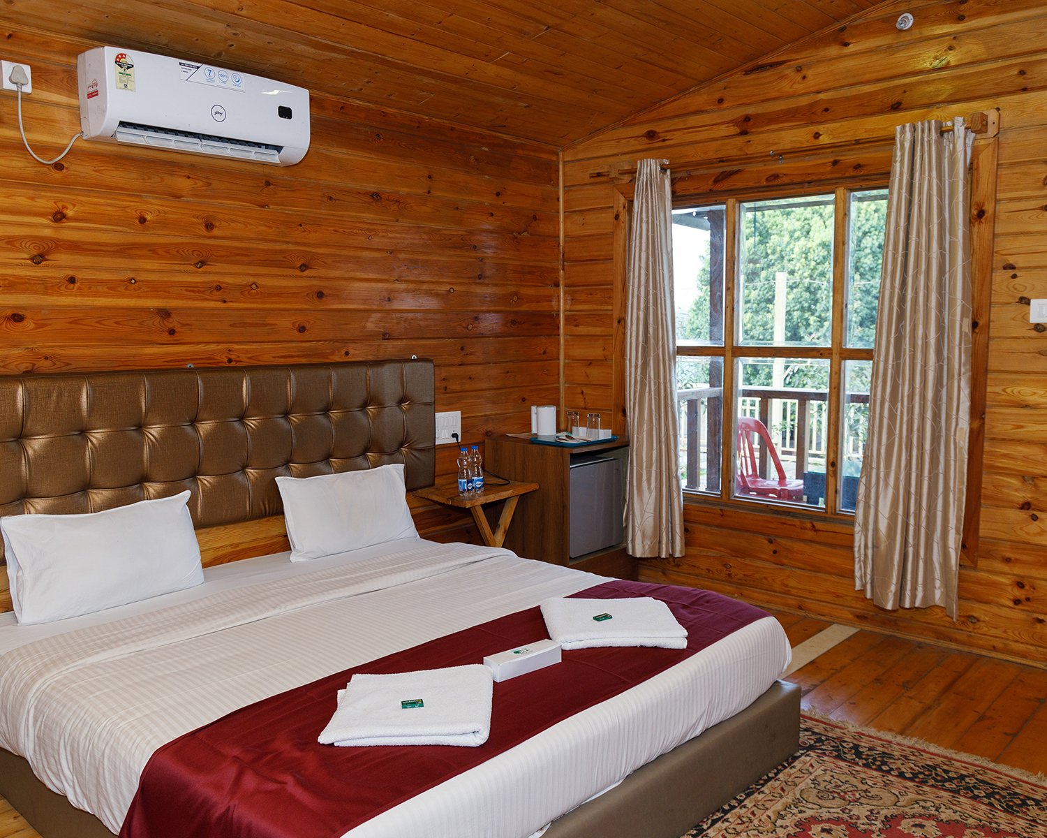 Wooden Log Houses - Bellevue Resort